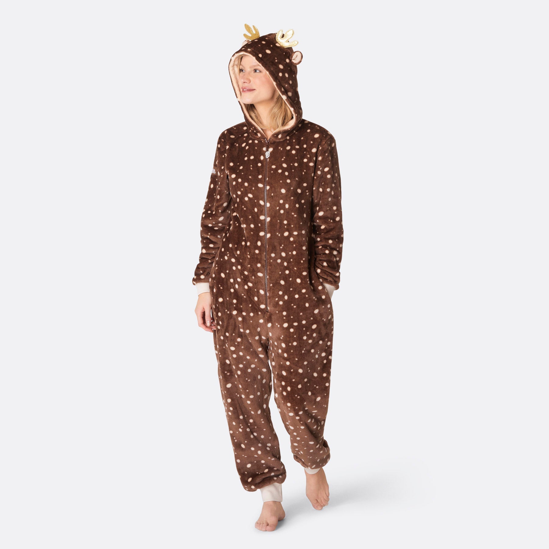 Hert onesie dames – Zacht fleecepak met rendiergezicht – SillySanta.nl